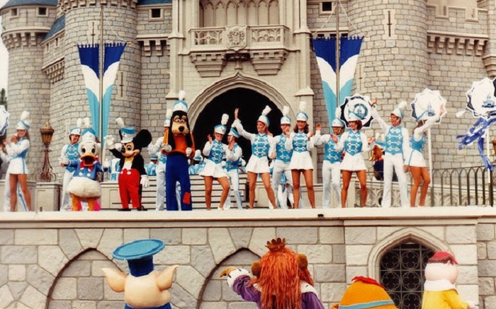 50+ Fascinating Color Photos Of Disneyland From 1970s