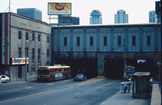 50+ Fascinating Color Photos Show Transportation Of Toronto In The 1980s
