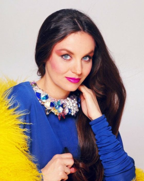 Fabulous Photos Of Crystal Gayle That Show Her Long Hair From 1970s and ...