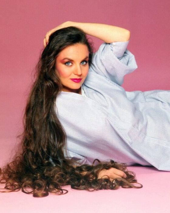 Fabulous Photos Of Crystal Gayle That Show Her Long Hair From 1970s and ...
