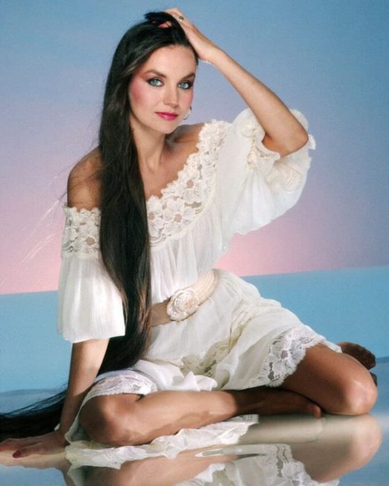 Fabulous Photos Of Crystal Gayle That Show Her Long Hair From 1970s and ...