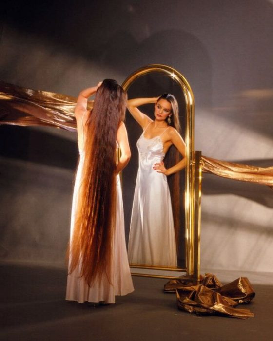 Fabulous Photos Of Crystal Gayle That Show Her Long Hair From 1970s and ...