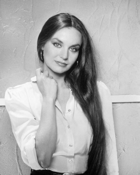 Fabulous Photos Of Crystal Gayle That Show Her Long Hair From 1970s and ...