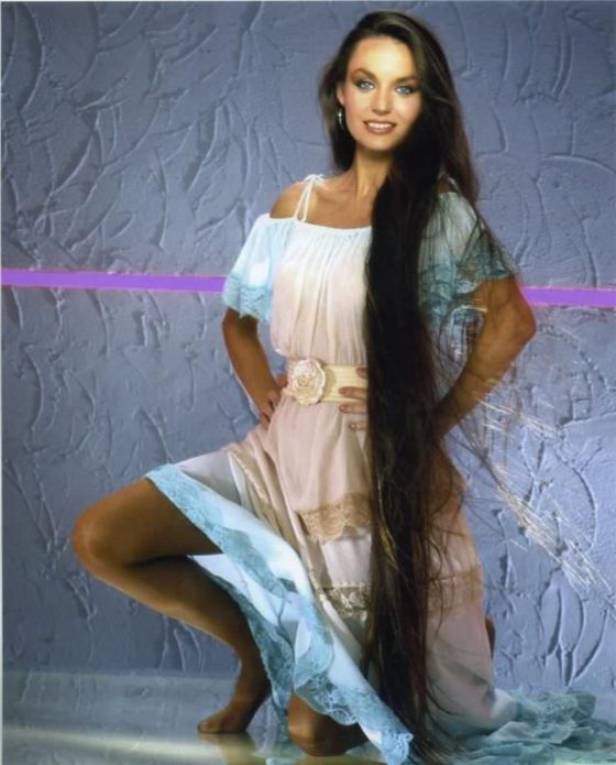 Fabulous Photos Of Crystal Gayle That Show Her Long Hair From 1970s and ...