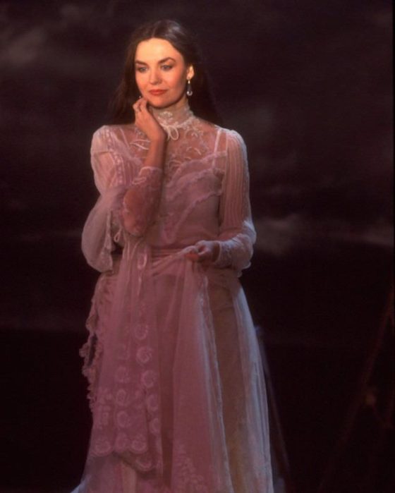 Fabulous Photos Of Crystal Gayle That Show Her Long Hair From 1970s and ...