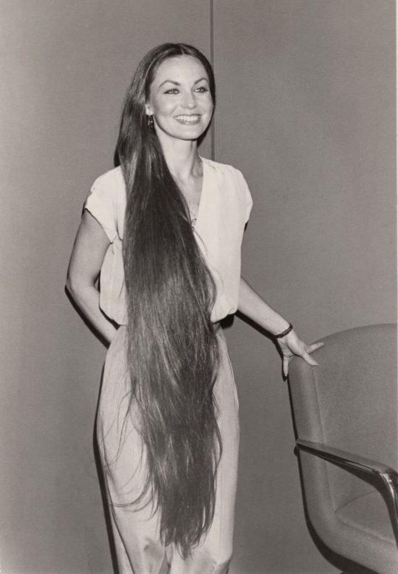 Fabulous Photos Of Crystal Gayle That Show Her Long Hair From 1970s and ...
