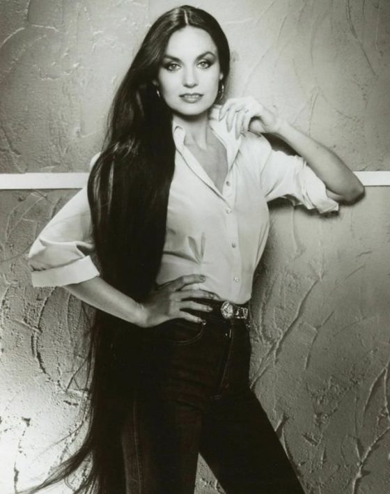 Fabulous Photos Of Crystal Gayle That Show Her Long Hair From 1970s and ...