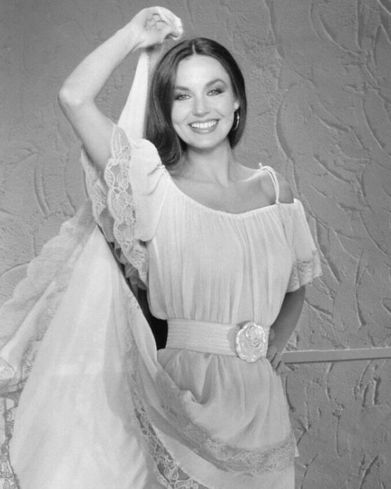 Fabulous Photos Of Crystal Gayle That Show Her Long Hair From 1970s and ...