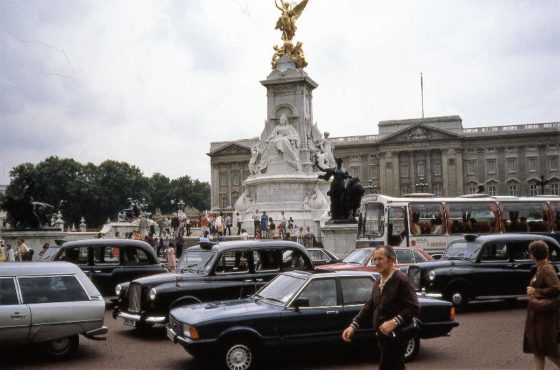 Vintage Photos Show The Street Life Of London From The 1980s
