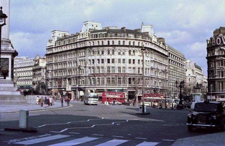 London in the Mid-1970s: Vibrant Photos Show Street Scenes, Roads and ...
