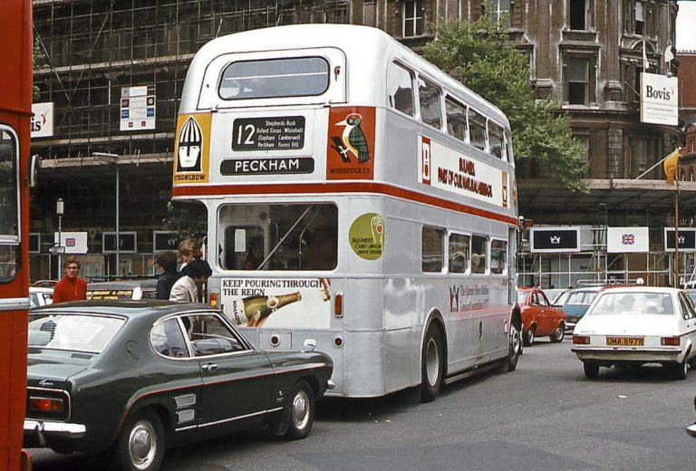 London in the Mid-1970s: Vibrant Photos Show Street Scenes, Roads and ...