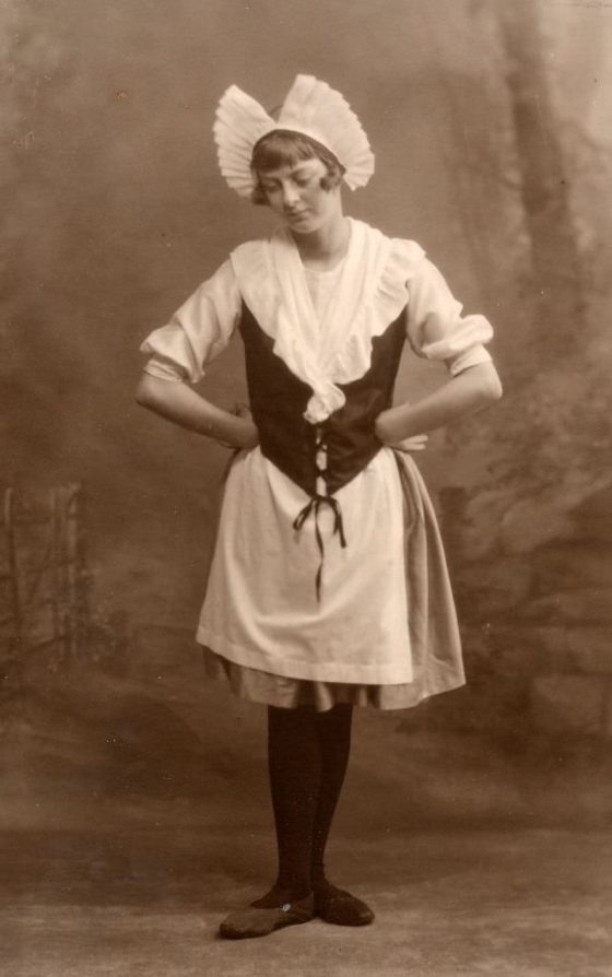 Cool Vintage Photos of People in Fancy Costumes for Halloween from the ...