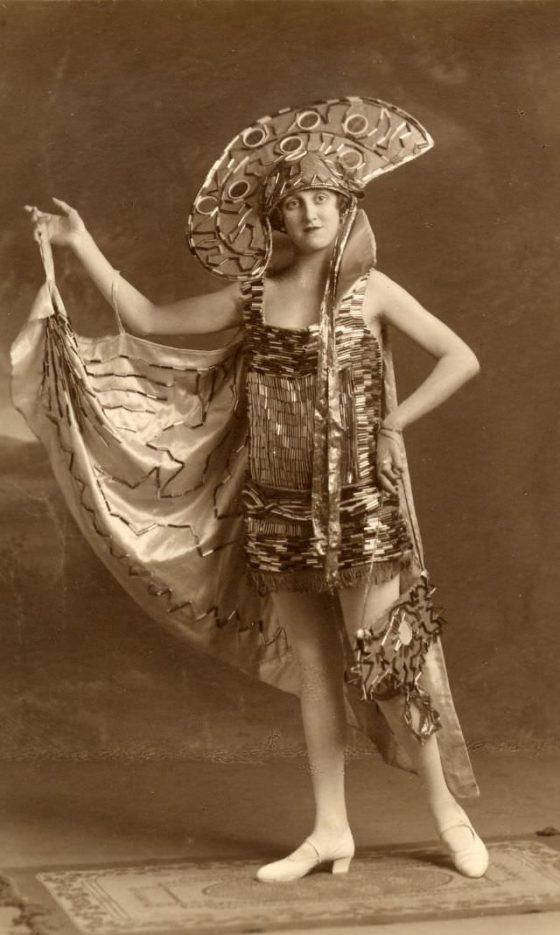 Cool Vintage Photos of People in Fancy Costumes for Halloween from the ...