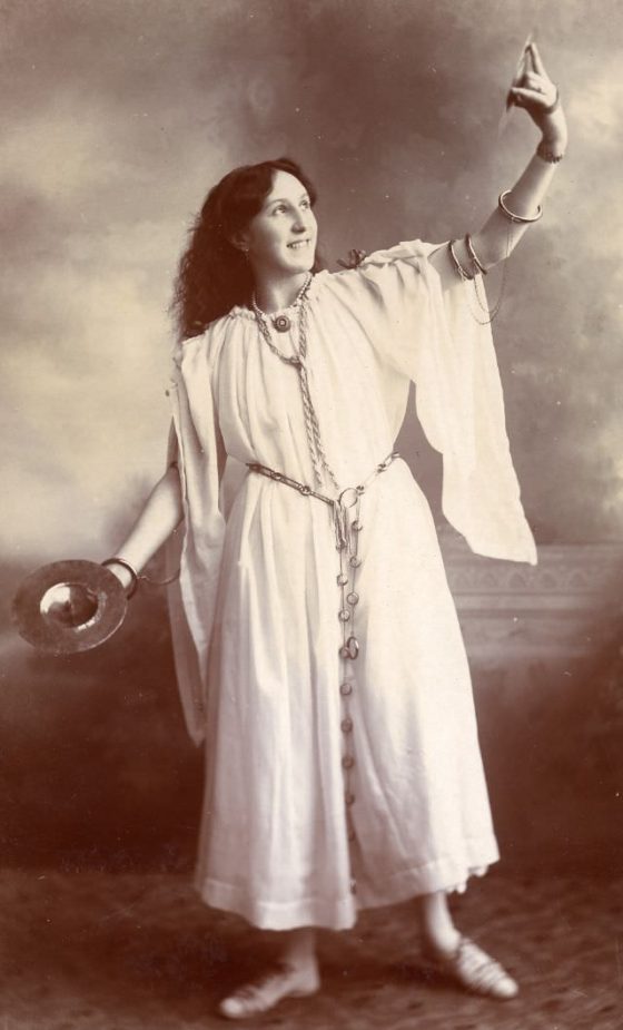 Cool Vintage Photos of People in Fancy Costumes for Halloween from the ...