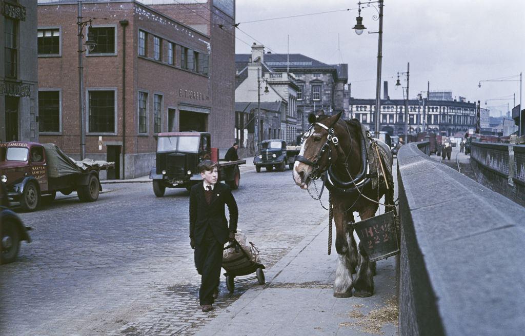 Nostalgic Photos Show Street Scenes and Life in Belfast in 1955