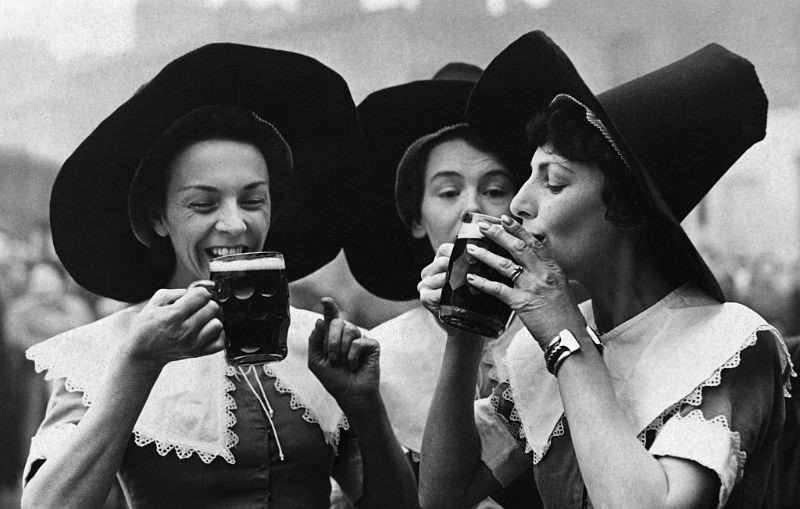 Hilarious Vintage Photos of People Having a Good Time with Alcohol