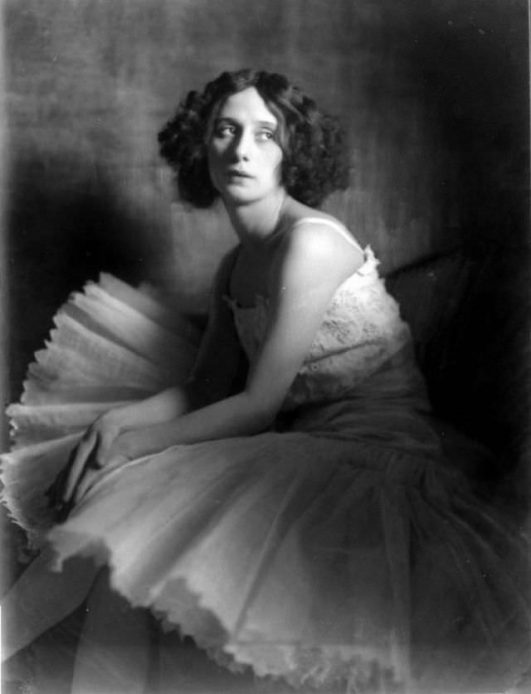 Dora Kallmus: Portrait Photography of the Austrian Female Fashion ...