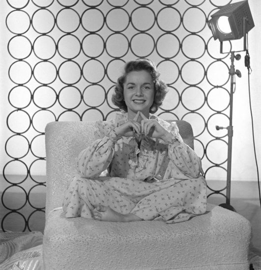 Debbie Reynolds: Life Story and Gorgeous Photos When she was Young