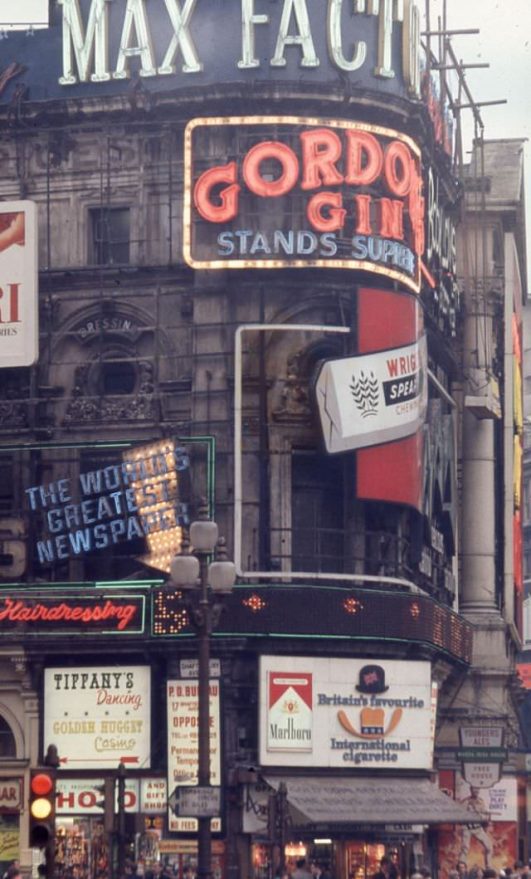 Stunning Vintage Photos of London Streets in 1969 in Vivid Colors