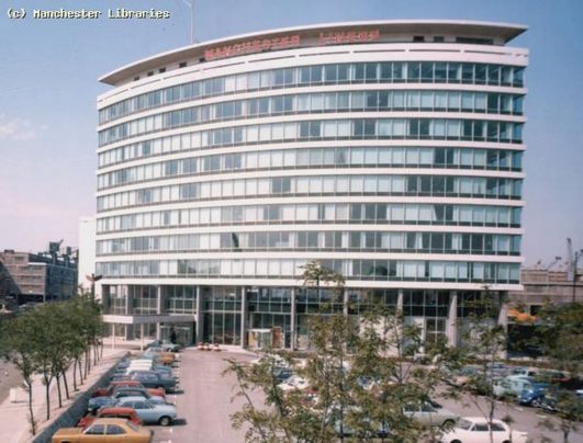 Manchester in 1985: Fascinating Vintage Photos Capturing Street Scenes ...