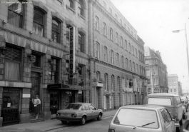Manchester in 1985: Fascinating Vintage Photos Capturing Street Scenes ...