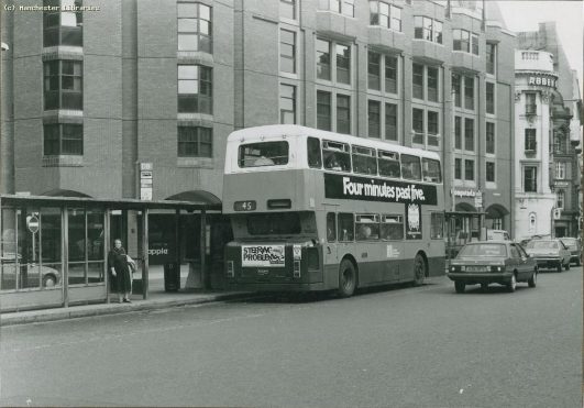 Manchester in 1985: Fascinating Vintage Photos Capturing Street Scenes ...