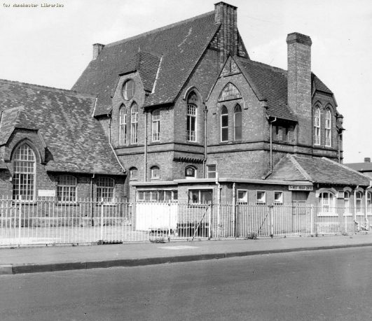 Manchester in 1985: Fascinating Vintage Photos Capturing Street Scenes ...