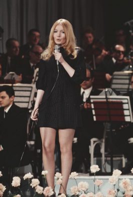 Mary Hopkin: Story and Beautiful Photos of Welsh Singer who sang ‘Those ...