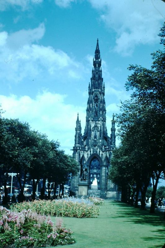 Stunning Vintage Photos Show Post-WWII Scotland in Vibrant Colors