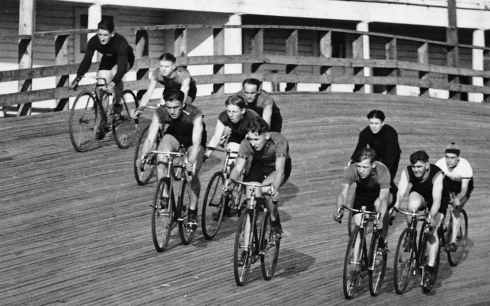 Historical Photos Show Cycling in Toronto From the Early 1900s