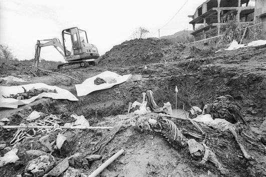 Bosnian Genocide: Story and Haunting Photos of the Ethnic Cleansing of ...