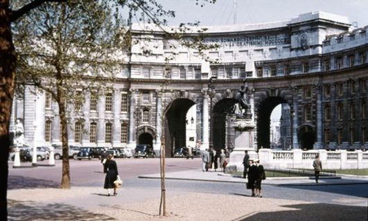 A look at the 1950s London Through these Amazing Color Photos