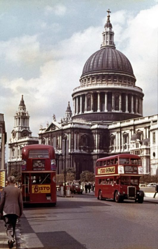A look at the 1950s London Through these Amazing Color Photos