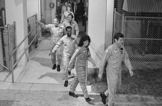 The Challenger disaster 1986: Historic Photos of the National tragedy ...