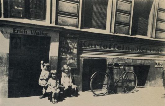 Stunning Historical Photos Capturing Street Life of Berlin in the 1920s