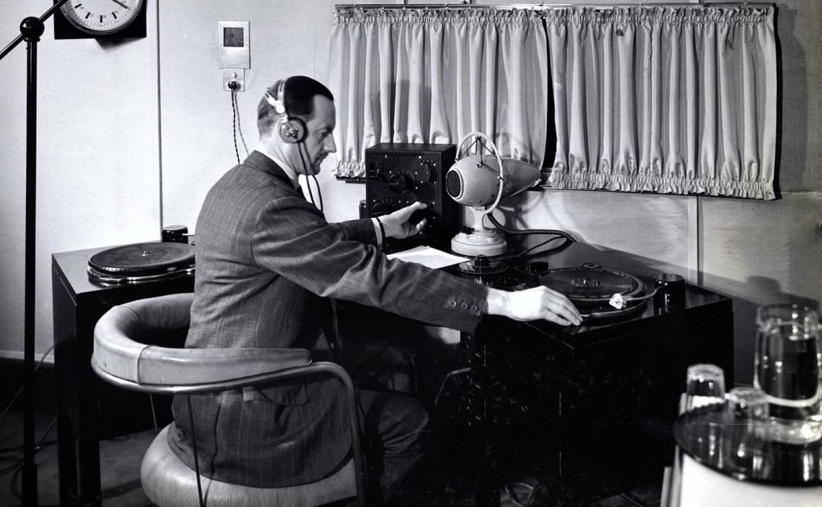 Fascinating Historical Photos from the Golden Age of BBC Radio from the ...