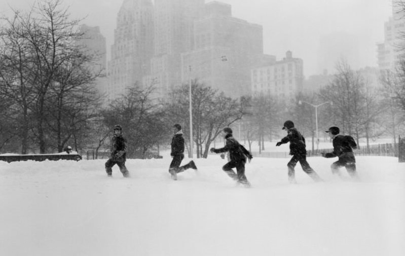 Stunning Photos of Children Playing in the Snow from the Past