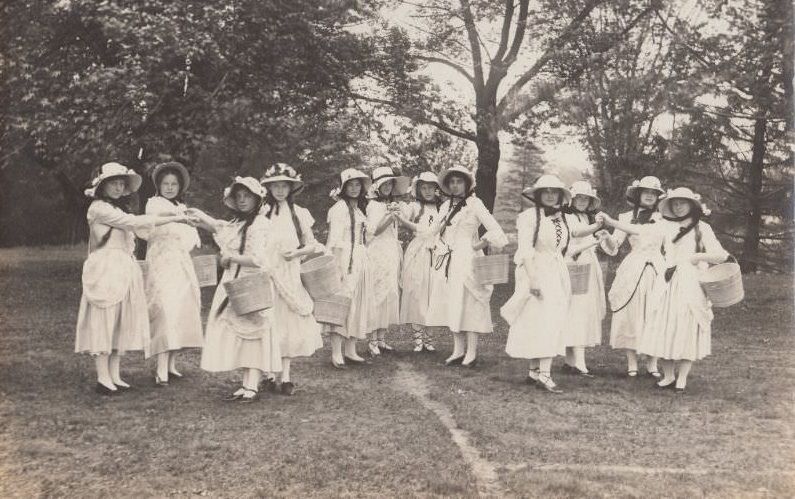 Rare Historical Photos of Students of Girton School for Girls, 1910s
