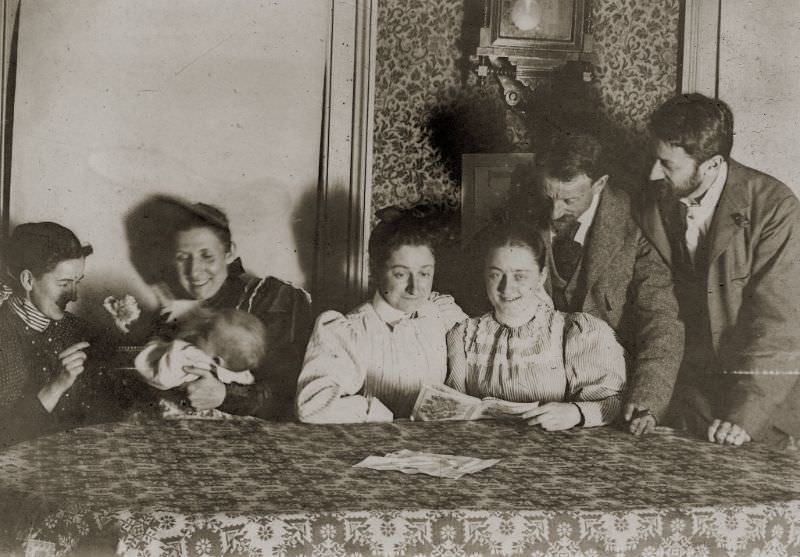 Fascinating Photos of People Reading from the Past