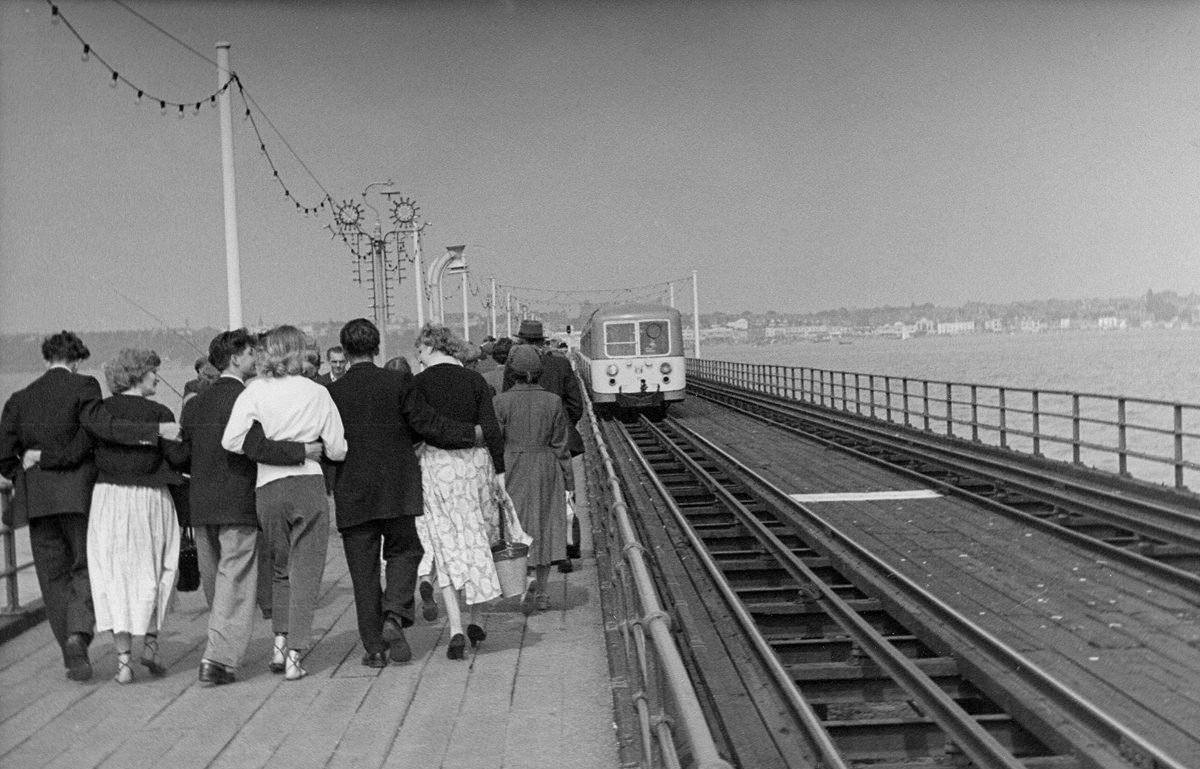Street Life of London in the Summer of 1954 Through These Fascinating ...
