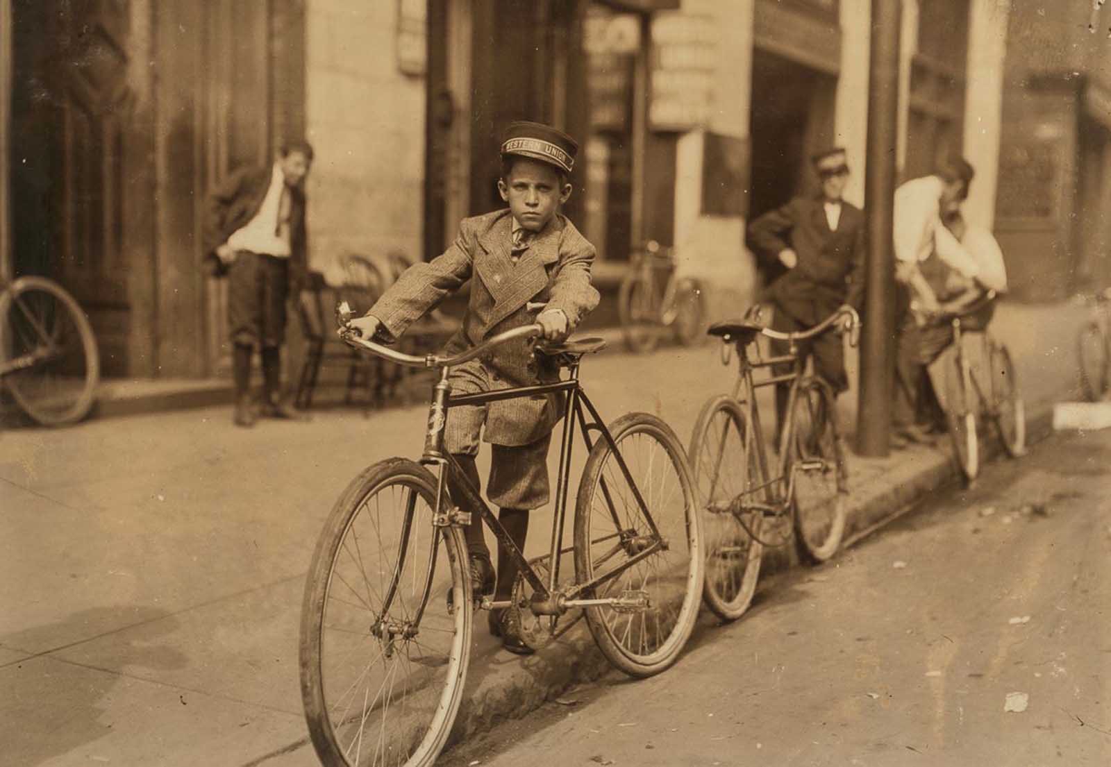The early Child Bicycle Messengers of the United States from the 1900s