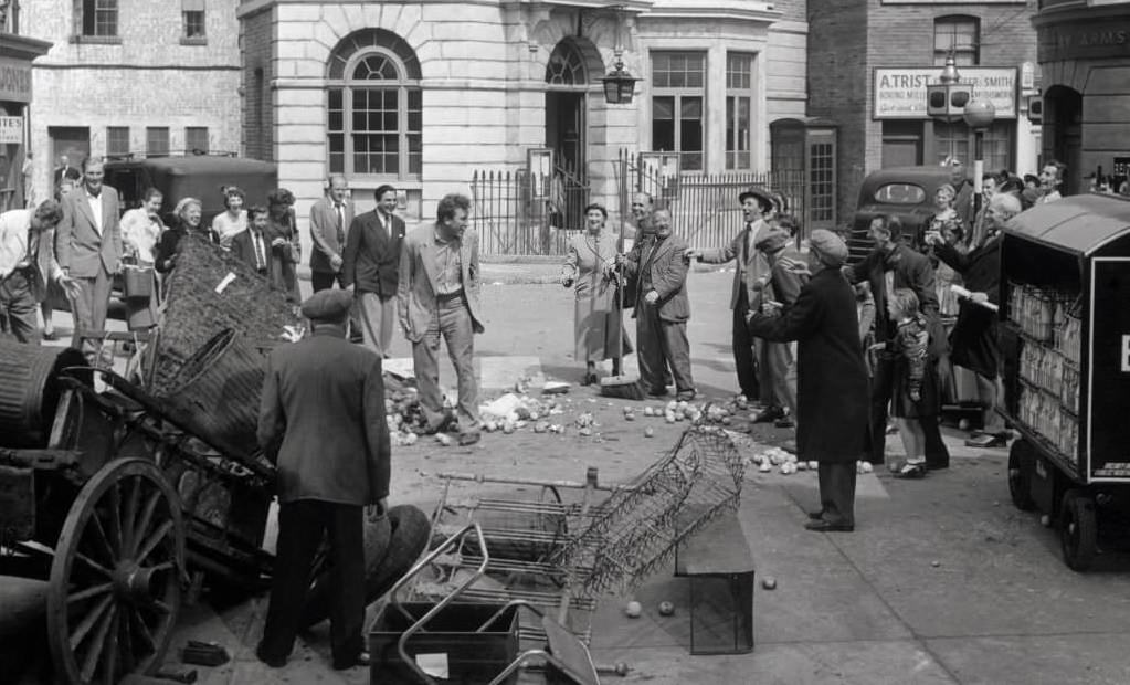 Stunning Behind-the-Scenes from 'The Ladykillers (1955), A Comic Crime ...