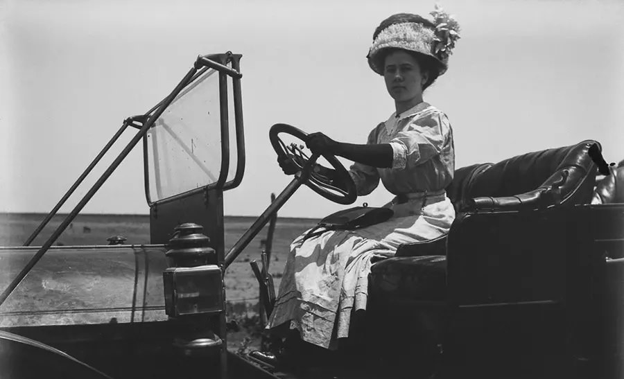 The Early Automobilist Fashion: What Drivers Wore in the early 1900s ...