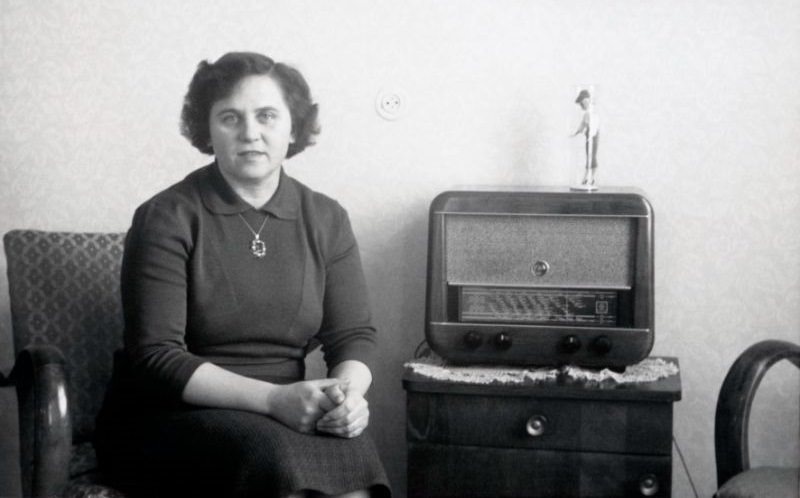 Fascinating Vintage Photos of People with Radios from the Golden Age of ...
