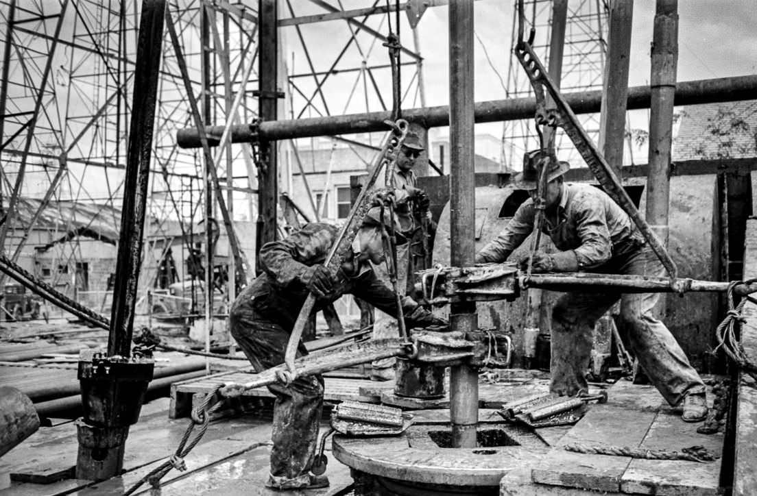 Kilgore's Oil Frontier: Russell Lee's Photographic Journey of ...