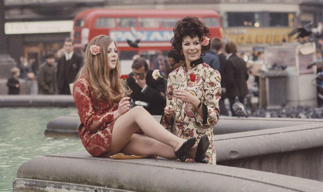London's Love Affair with Color: A Retrospective of Psychedelic Hippie ...
