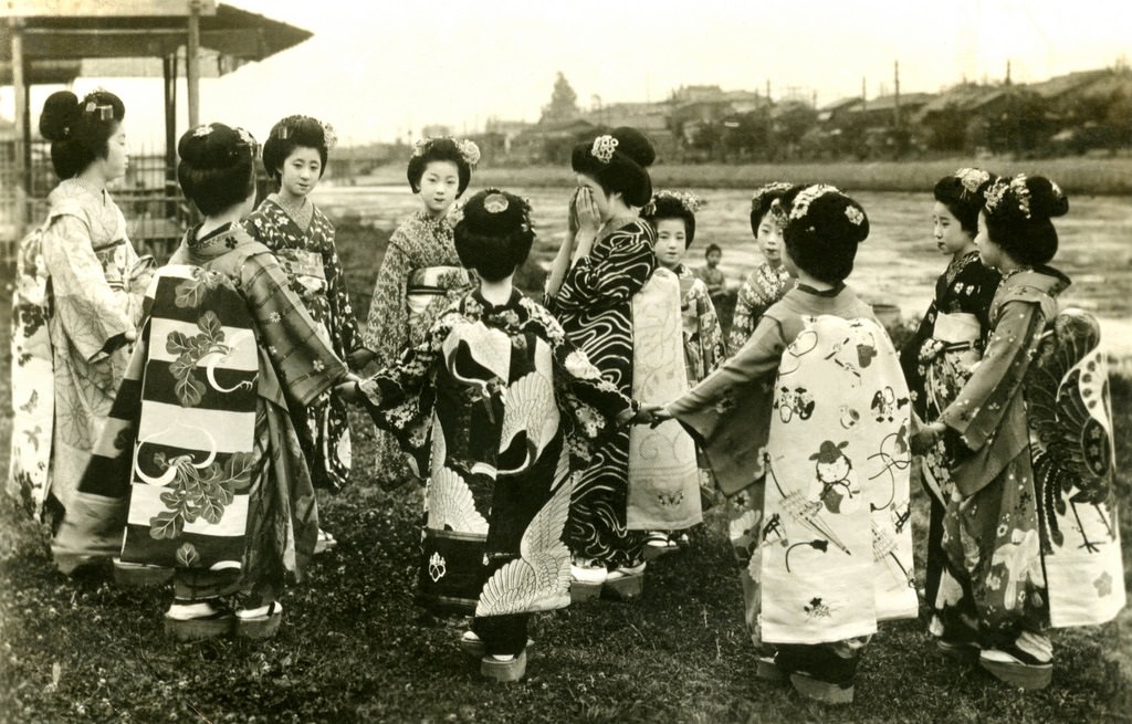 Vintage Photos of Maikos and Geikos in Kyoto during the Taisho Period ...