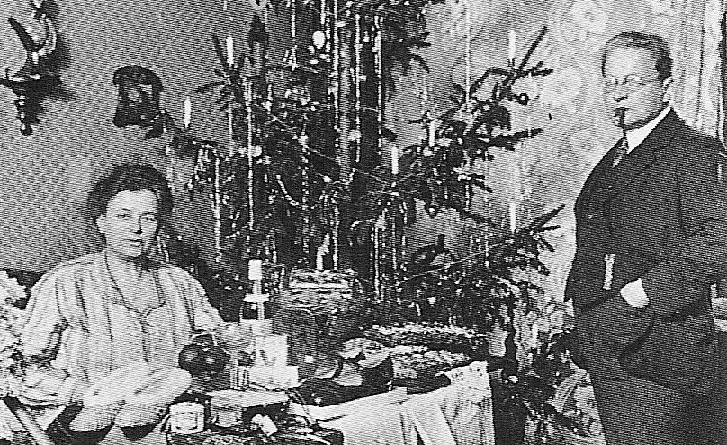 Four Decades of Love Captured in Christmas Portraits from 1900 to 1942