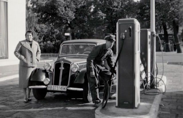 Vintage Filling Station Photos Offer a Glimpse into the Automotive Past
