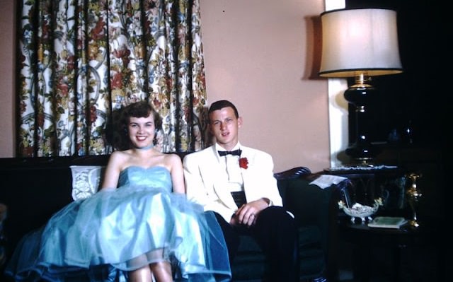 Lovely Vintage Photos of 1950s Prom Couples in Their Finest: A Glimpse ...